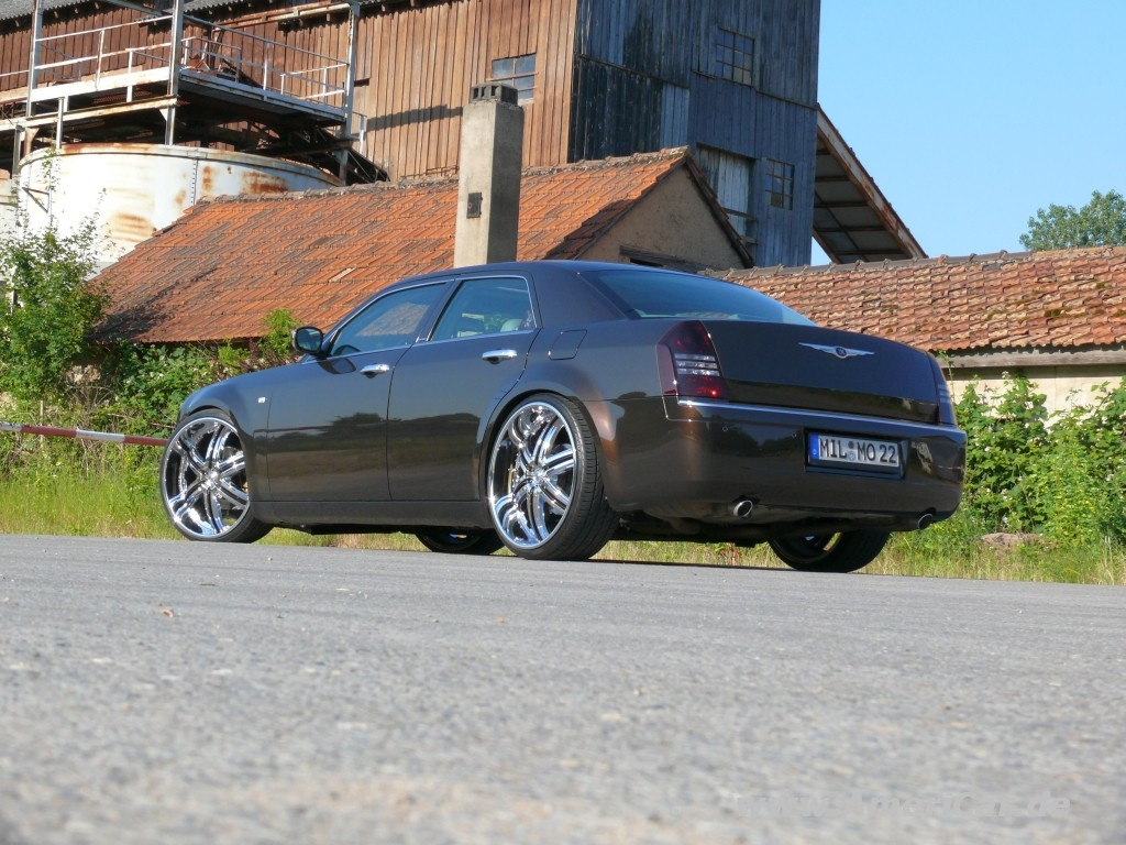 New School-Mopar: Chrysler 300C mit glänzendem Auftritt: Amerikanisches Auto im Luxus-Limousinen ...