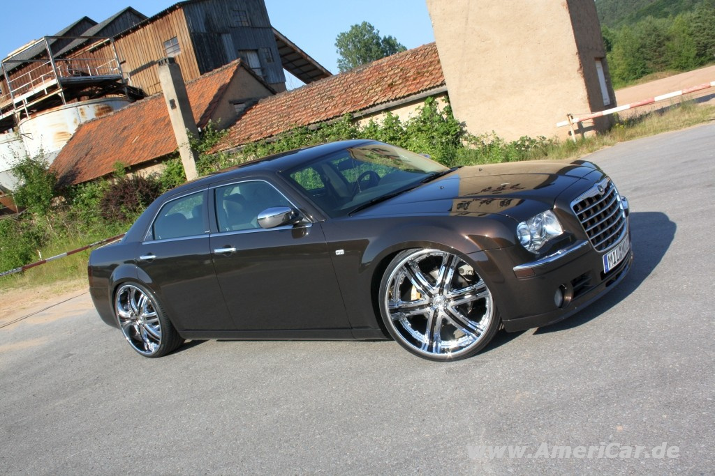 New School-Mopar: Chrysler 300C mit glänzendem Auftritt: Amerikanisches Auto im Luxus-Limousinen ...