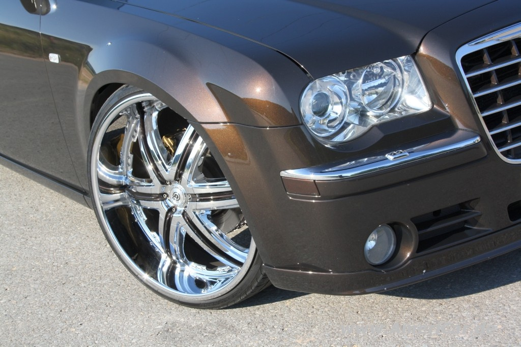 New School-Mopar: Chrysler 300C mit glänzendem Auftritt: Amerikanisches Auto im Luxus-Limousinen ...